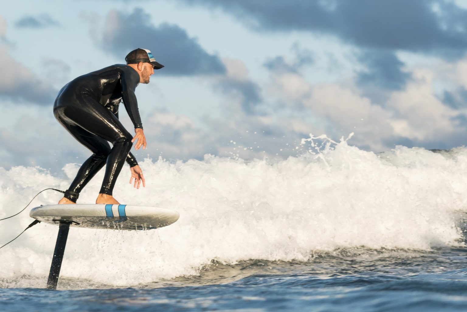 Foil en surf: Aprende a volar sobre el agua con nuestra guía